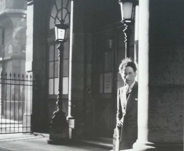 Jean Cocteau nei giardini del Palais-Royal di ParigiGraphoMania